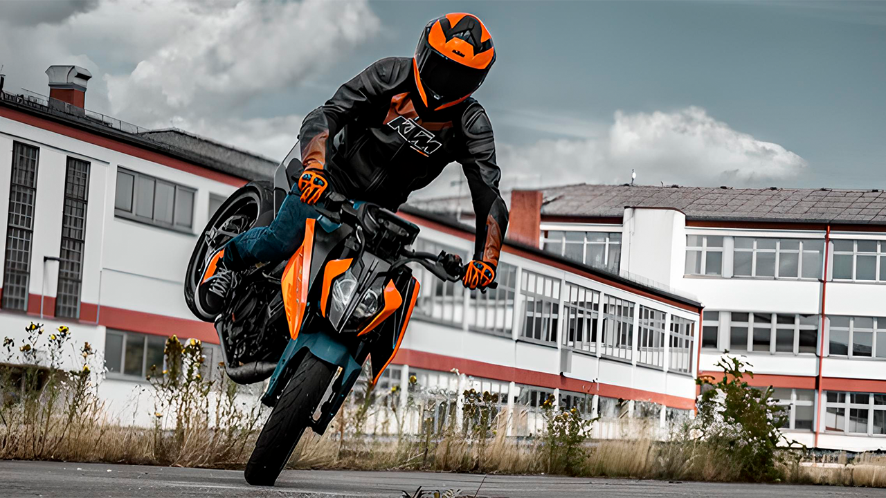 KTM Duke 250: ¿Cómo destaca la innovadora hermana de enmedio de la fam ...